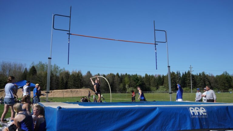 Oh, snap! See pole break during vaulting competition - CatchMark Sports