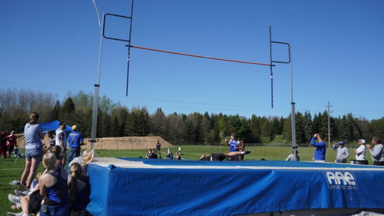 Oh, snap! See pole break during vaulting competition - CatchMark Sports